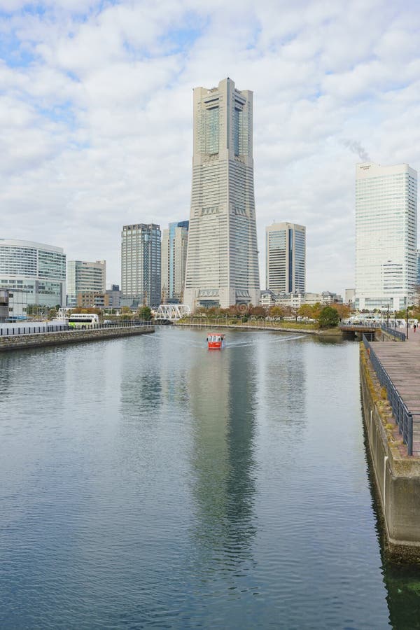 Skyling y nave roja foto editorial. Imagen de urbano - 105503096