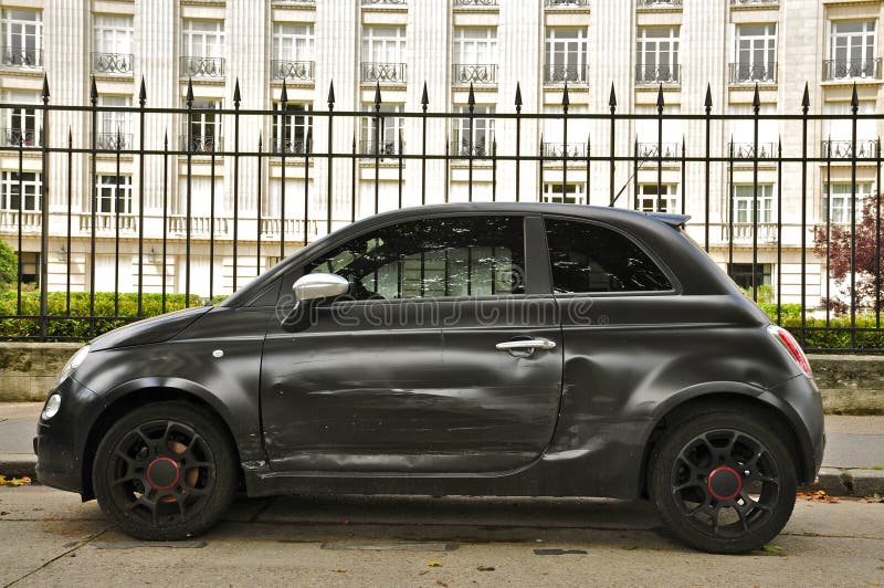 Slaan-op Kleine Stadsauto in Parijs Stock Foto - Image of vertrekken ...