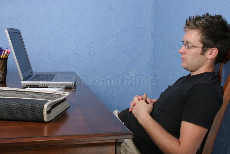 In slaap bij de Computer stock afbeelding. Image of mensen - 1226141