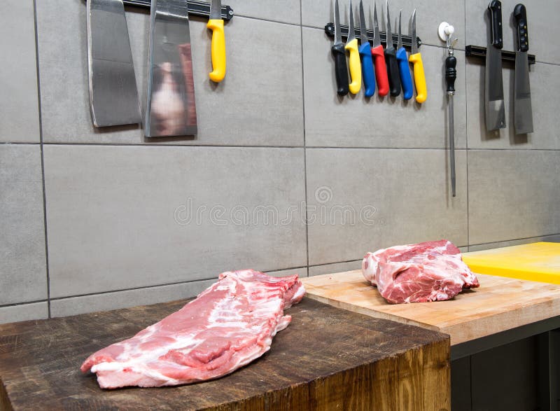 Slachterij Met Vlees En Messen Stock Afbeelding - Image of slachterij ...