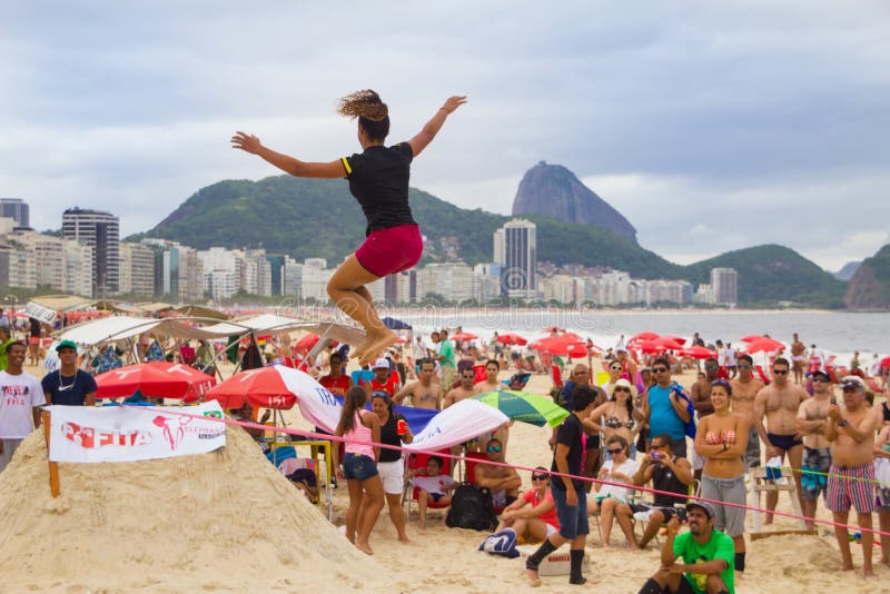 Slackline Auf Copacabana-Strand, Rio De Janeiro Redaktionelles ...
