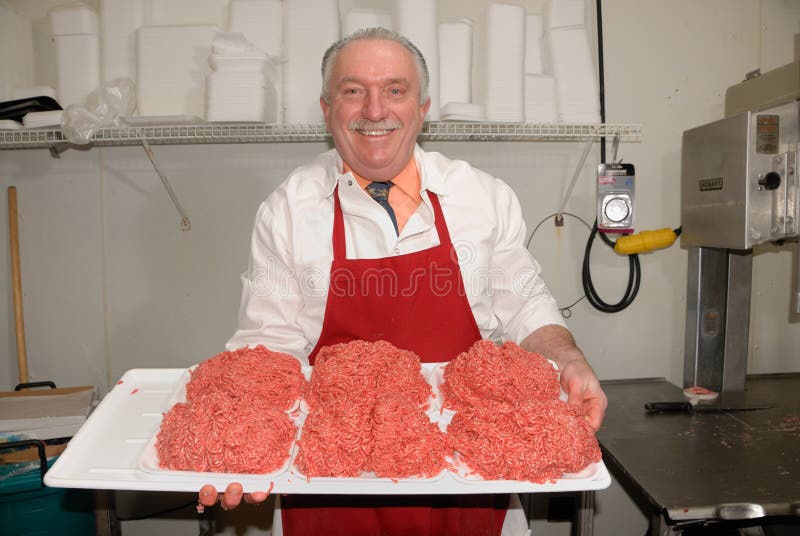 Slager Die Gehakt Laat Zien Stock Foto - Image of schort, status: 4397784