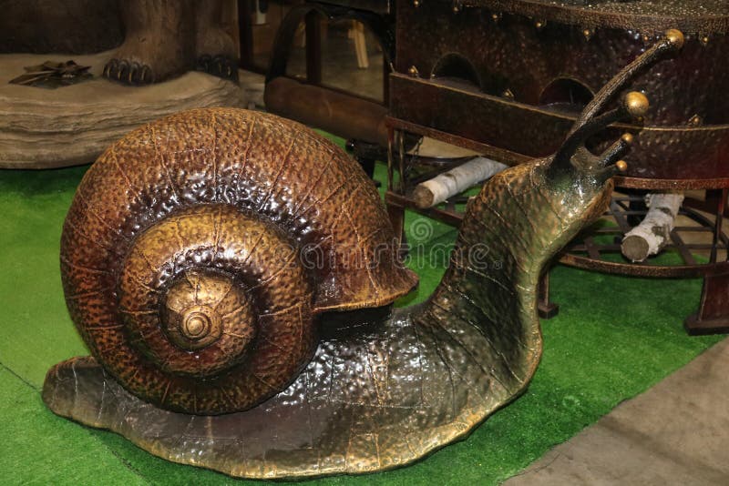 De Slak Die Van De Kunstenaar Een Beeld Van Een Blad Trekt Stock Foto ...