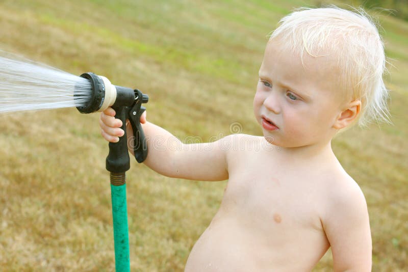 Slang Van De Baby De Bespuitende Tuin Stock Afbeelding - Image of ...