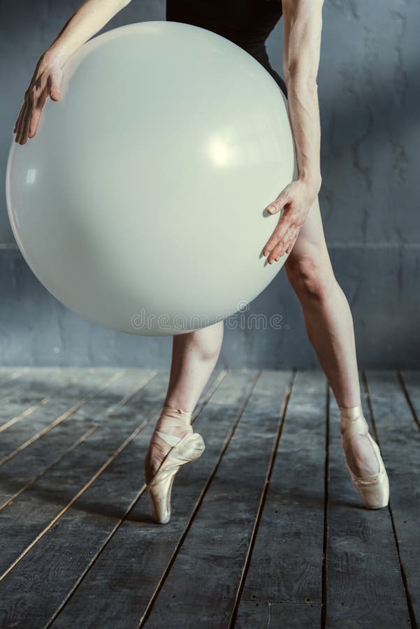 Slanke Balletdanser Die De Grote Ballon in De Studio Houden Stock Foto ...