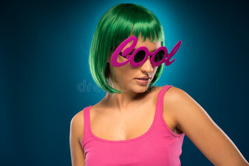 Slanke Dame in Groen Haar Die Roze Sleeveless Dragen Stock Afbeelding ...