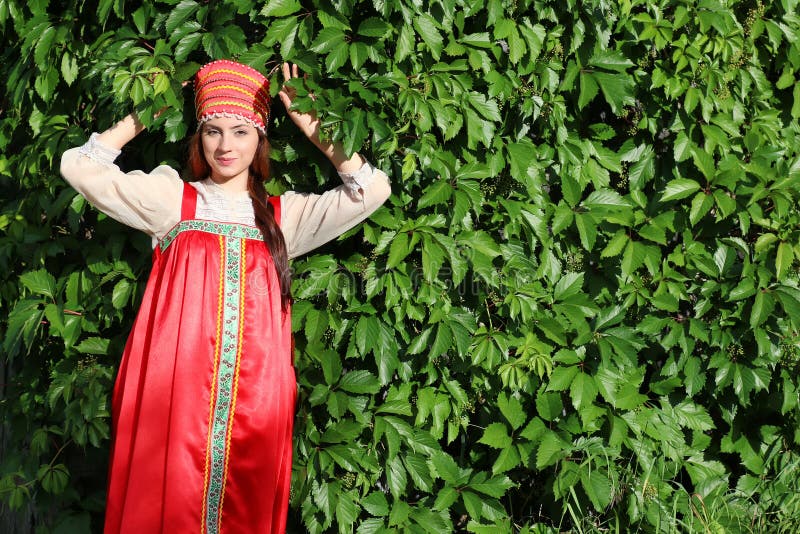 Slawe Im Trachtenkleidefeu-Wandbaum Stockfoto - Bild von traube, haar ...