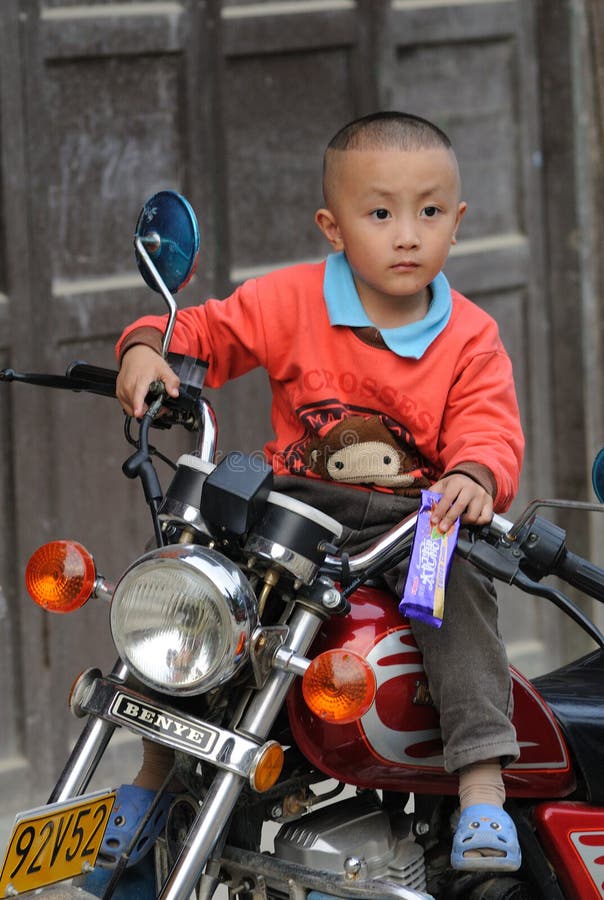 Slecht Kind in Het Oude Dorp in China Redactionele Stock Afbeelding ...