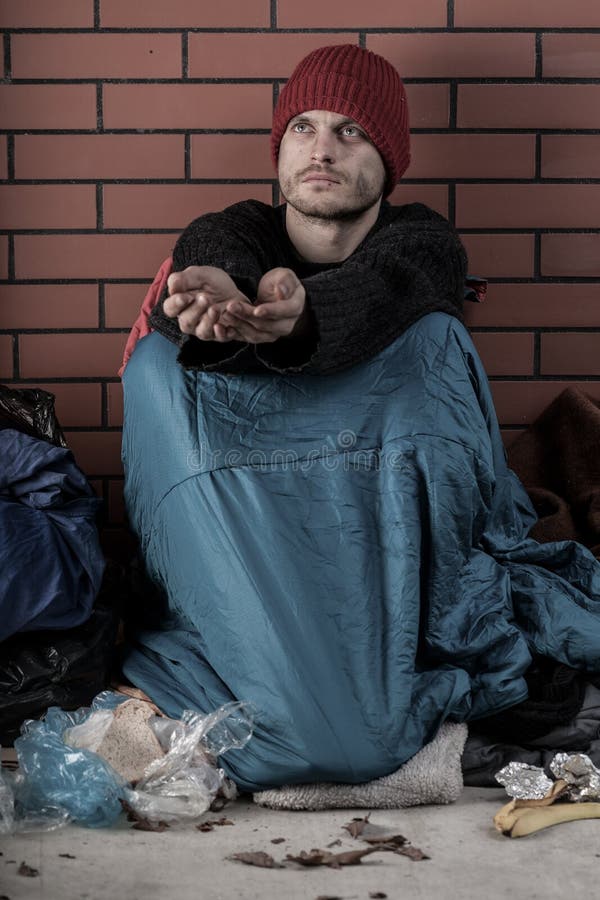 Slechte Mens Die Om Aalmoes Vragen Stock Afbeelding - Image of alleen ...