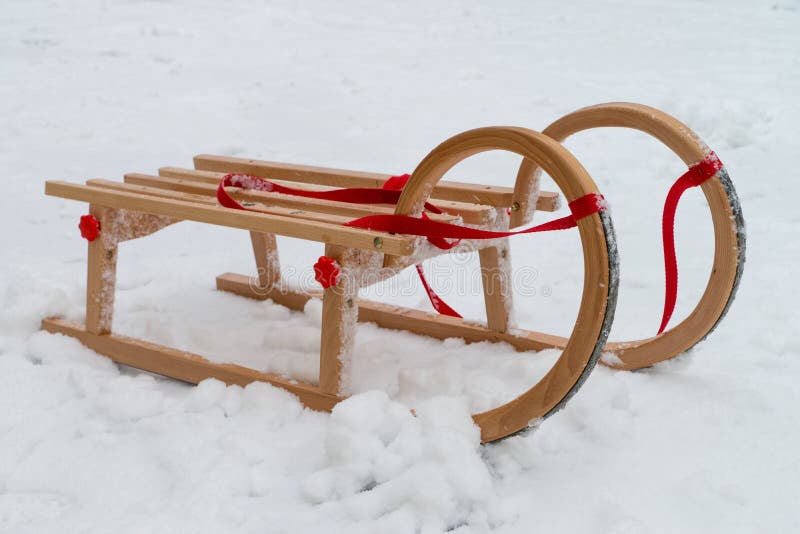 Slee stock foto. Image of houten, sneeuw, speelgoed - 107664780