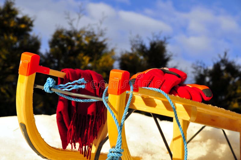 Slee stock afbeelding. Image of slee, sneeuw, hemel, tobogan - 8700315