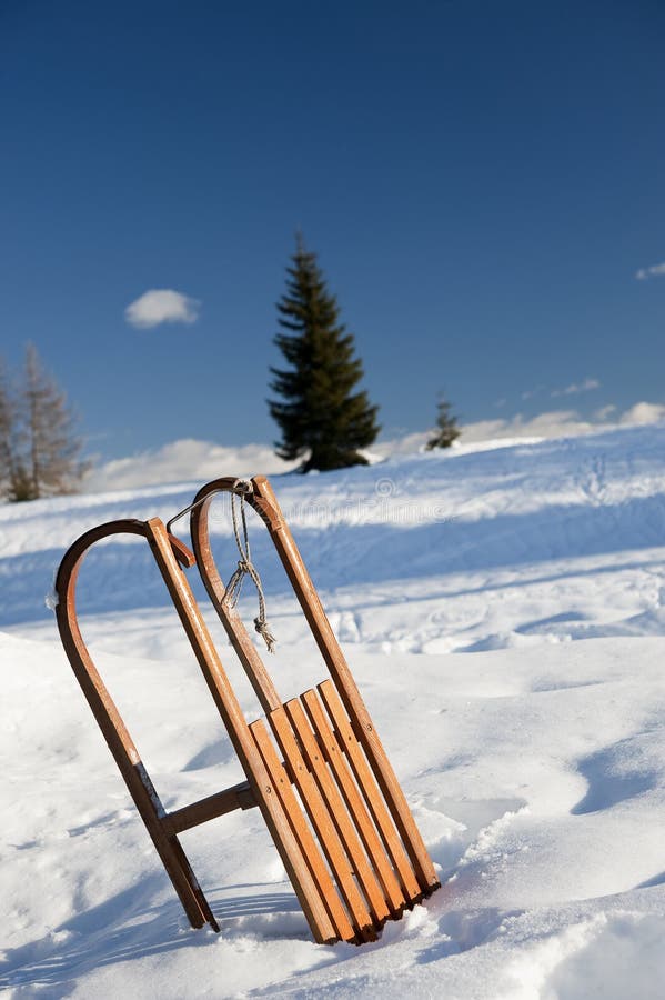 Sneeuwpret met de slee stock afbeelding. Image of hemel - 27283007