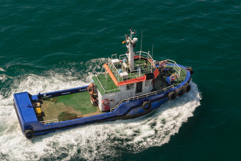 Sleepboot stock foto. Image of water, vervoer, overzees - 33989368