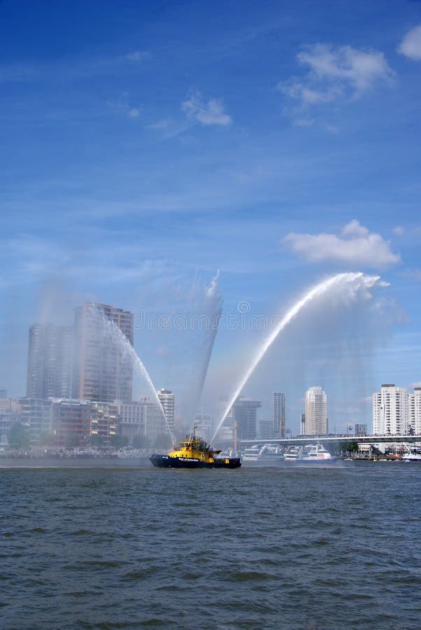 Sleepboot Bij Haven Van Rotterdam Redactionele Foto - Image of kanonnen ...