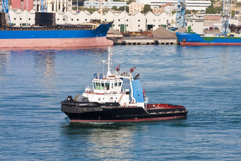 Sleepboot Buiten Italiaanse Haven Stock Afbeelding - Image of boten ...