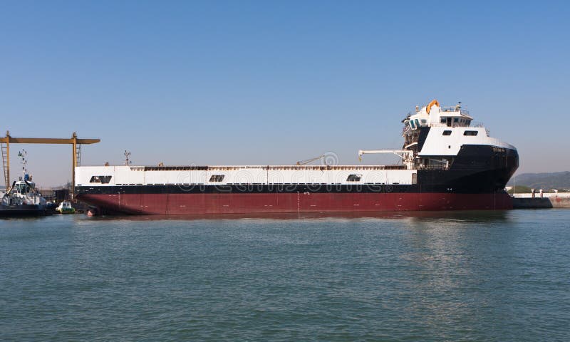 Sleepboot Die Zeeolieplatform Slepen Stock Afbeelding - Image of ...