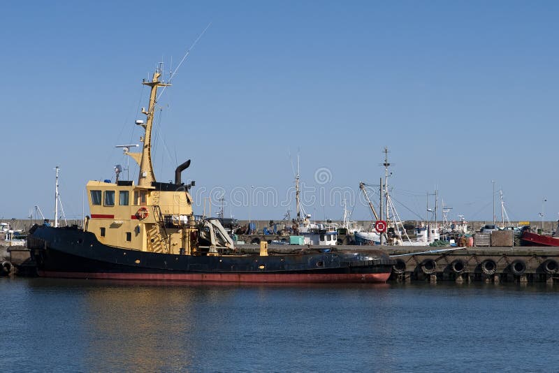 Sleepboot in haven stock afbeelding. Image of niemand - 69783515