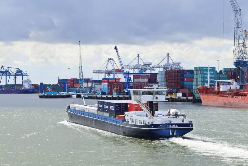 Sleepboot in Haven Van Rotterdam. Redactionele Foto - Image of gebouw ...