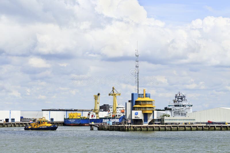Sleepboot in Haven Van Rotterdam. Redactionele Foto - Image of gebouw ...