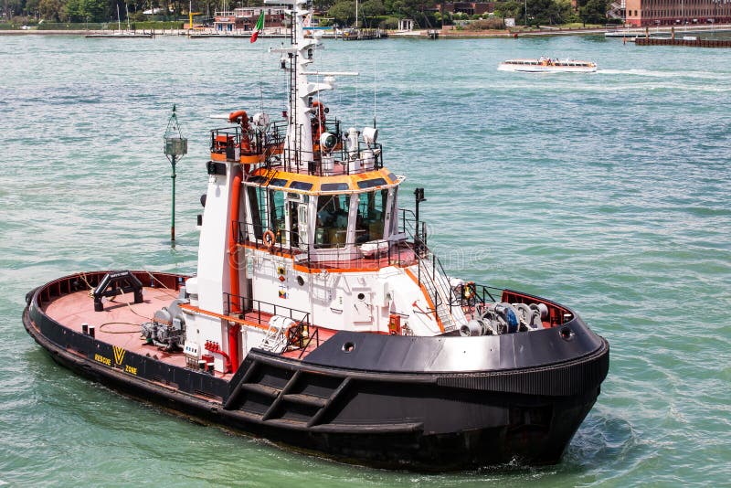 Oude Groene Sleepboot Door Moderne Gebouwen Stock Foto - Image of ...