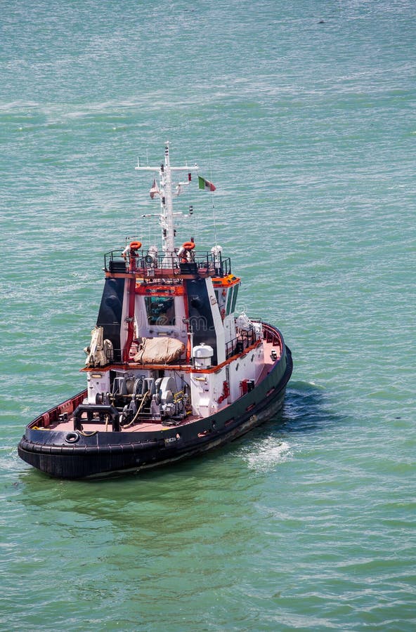 Sleepboot in Het Kanaal Van Venetië Stock Foto - Image of schip ...