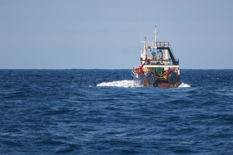 Oud vissenschip stock afbeelding. Image of blauw, buiten - 32861671