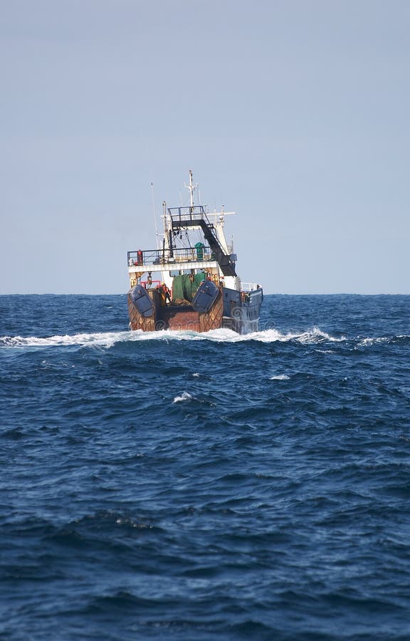 Oud vissenschip stock afbeelding. Image of blauw, buiten - 32861671
