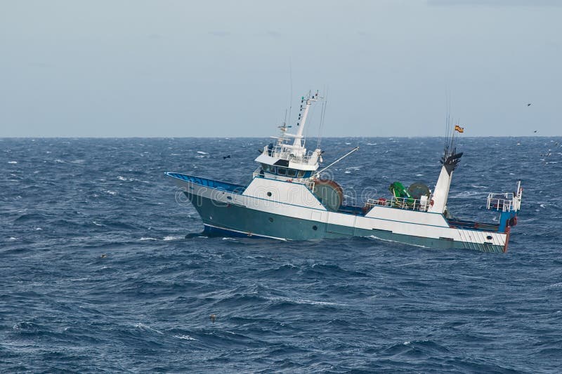 Oud vissenschip stock afbeelding. Image of blauw, buiten - 32861671