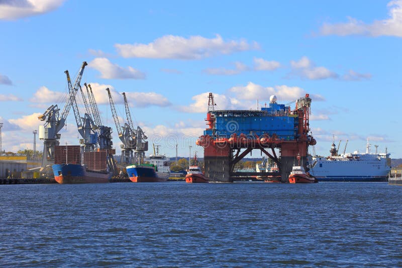 Slepend platform in haven stock afbeelding. Image of industrieel - 16482823