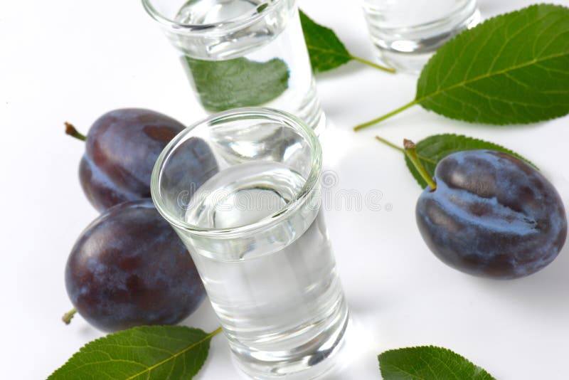 Slibowitz und Pflaumen stockbild. Bild von glas, reif - 59724029