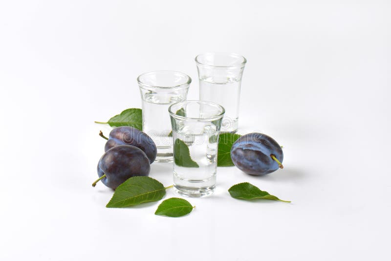 Slibowitz und Pflaumen stockbild. Bild von frucht, vollständig - 59724029