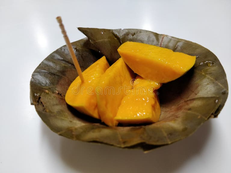 Sliced Mango on Bowl of Leaf Stock Image - Image of tooth, bowl: 182981255