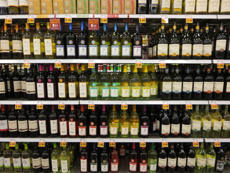 Slijterij redactionele foto. Image of gestapeld, producten - 61587781