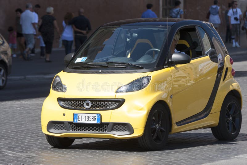 Slimme Automobiele (gele) Auto Redactionele Fotografie - Image of begon ...