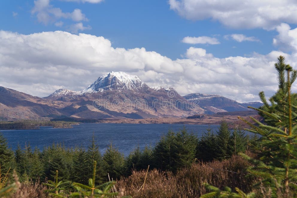 Slioch sobre o loch foto de stock. Imagem de buraco, monte - 5400962