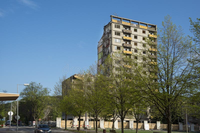 Sloop Van Een Groot Appartementengebouw. Kraan Met Boom En Nibbel Stock ...