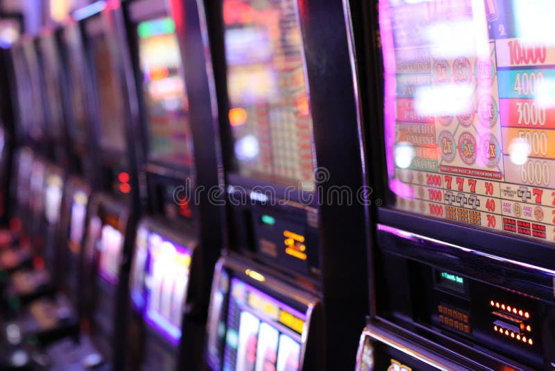 Slot machine del casinò immagine stock. Immagine di tiraggio - 33700811
