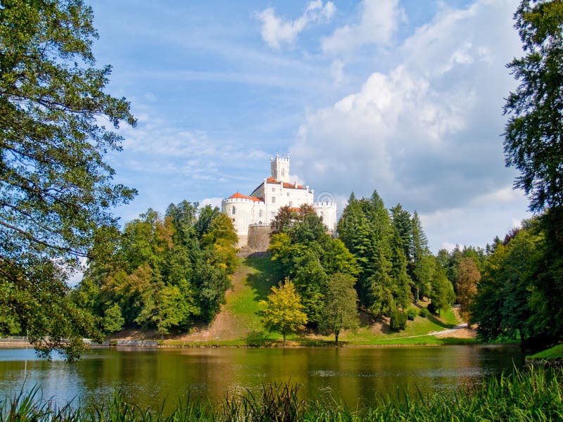 Slott arkivfoto. Bild av sjö, trä, gräs, träd, grön, oklarhet - 11116056