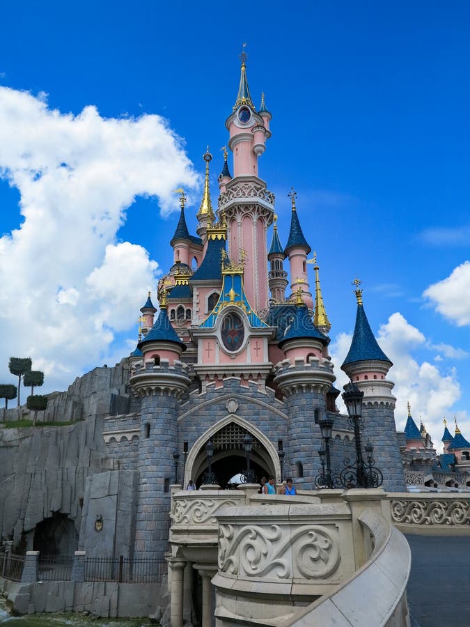 Slott disneyland paris redaktionell arkivbild. Bild av märgel - 112716782