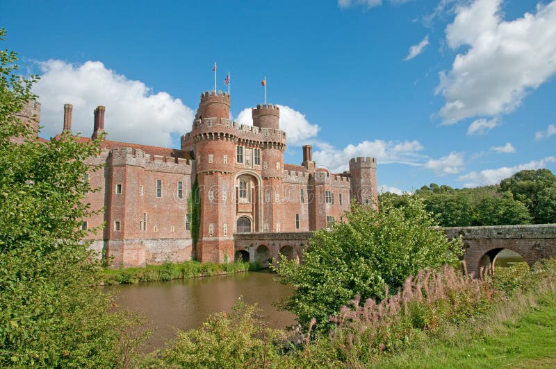 Slott och vallgrav arkivfoto. Bild av himmel, tegel, fördärvar - 34828316