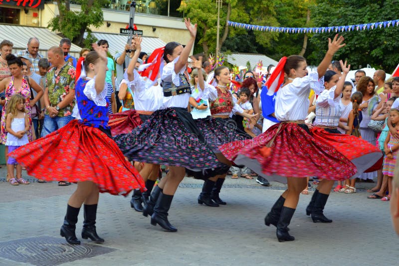 Poolse Volksdansers Bij Een Festival Redactionele Afbeelding - Image of ...