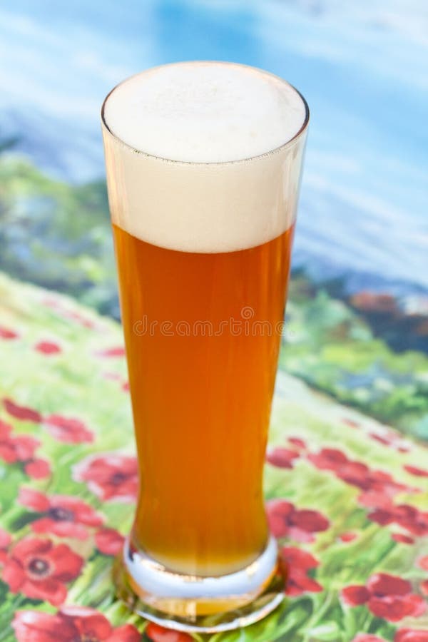 Sluit Omhoog, Groot Glas Bier Stock Afbeelding - Image of zwart, sluit ...