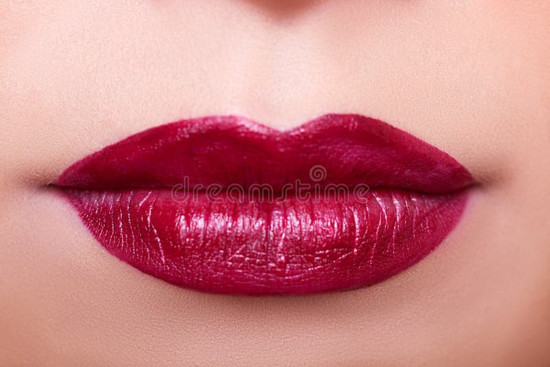 Sluit Omhoog Lippen Met Rode Lippenstift Stock Foto - Image of sensueel ...