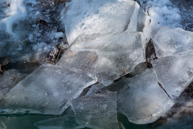 Close-up Van Gebroken Bloemen Op De Grafsteen Stock Afbeelding - Image ...