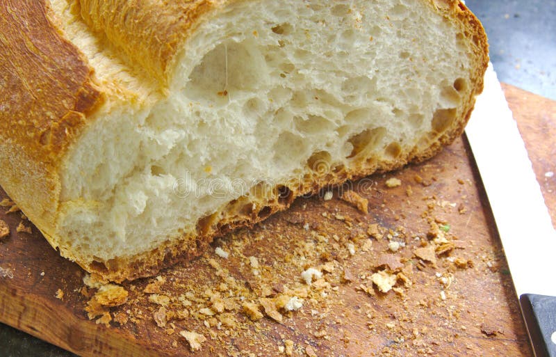 Sluit Omhoog Van Brood En Broodkruimels Met Mes Stock Foto - Image of ...