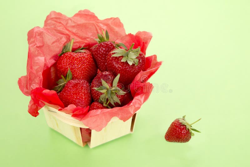 Sluit Omhoog Van Een Bakje Van Aardbeien Stock Foto - Image of vrucht ...