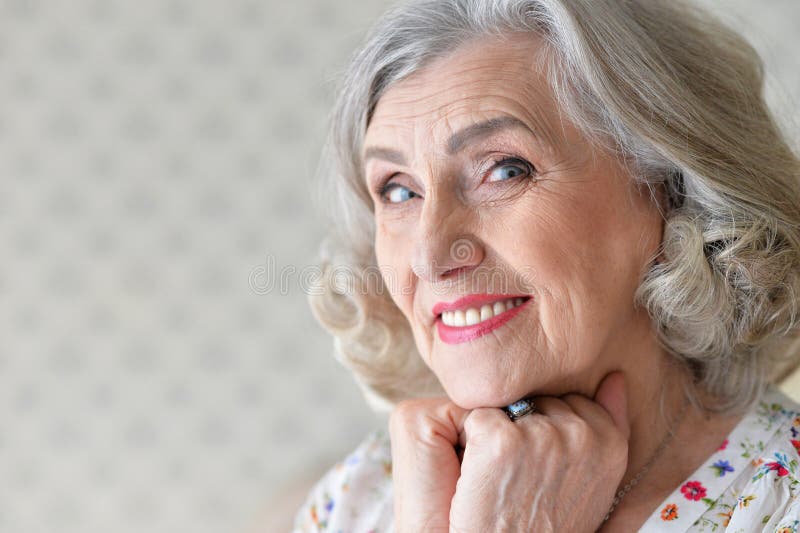 Sluiting Portret Van Vrolijke Oudere Vrouw Thuis Stock Afbeelding