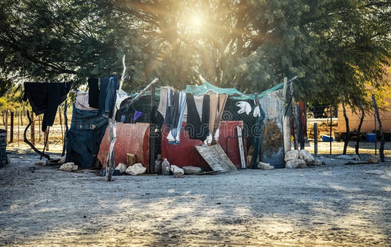 Slumsy obraz stock. Obraz złożonej z bieda, niedola - 254086573