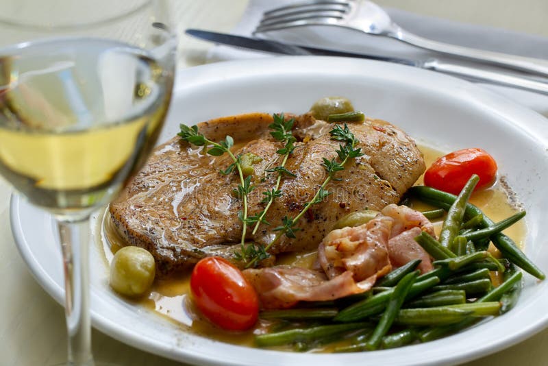 Smakelijk Vlees Op De Plaat Stock Afbeelding - Image of plaat, erwten ...