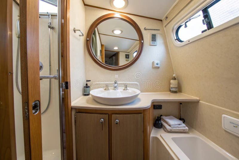 Small Bathroom with Circle Mirror and Ceramic Sink Stock Illustration ...